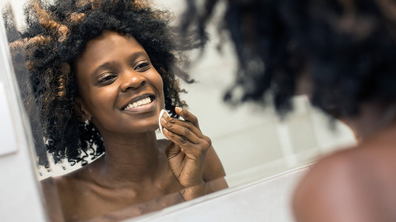 How To Use a Liquid Exfoliator To Slough Your Skin - L’Oréal Paris