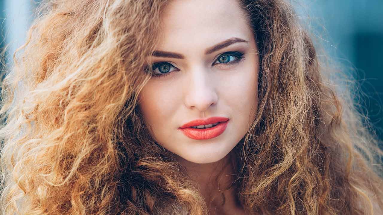 How To Tame Frizzy Hair 17 Anti Frizz Tips Loréal Paris